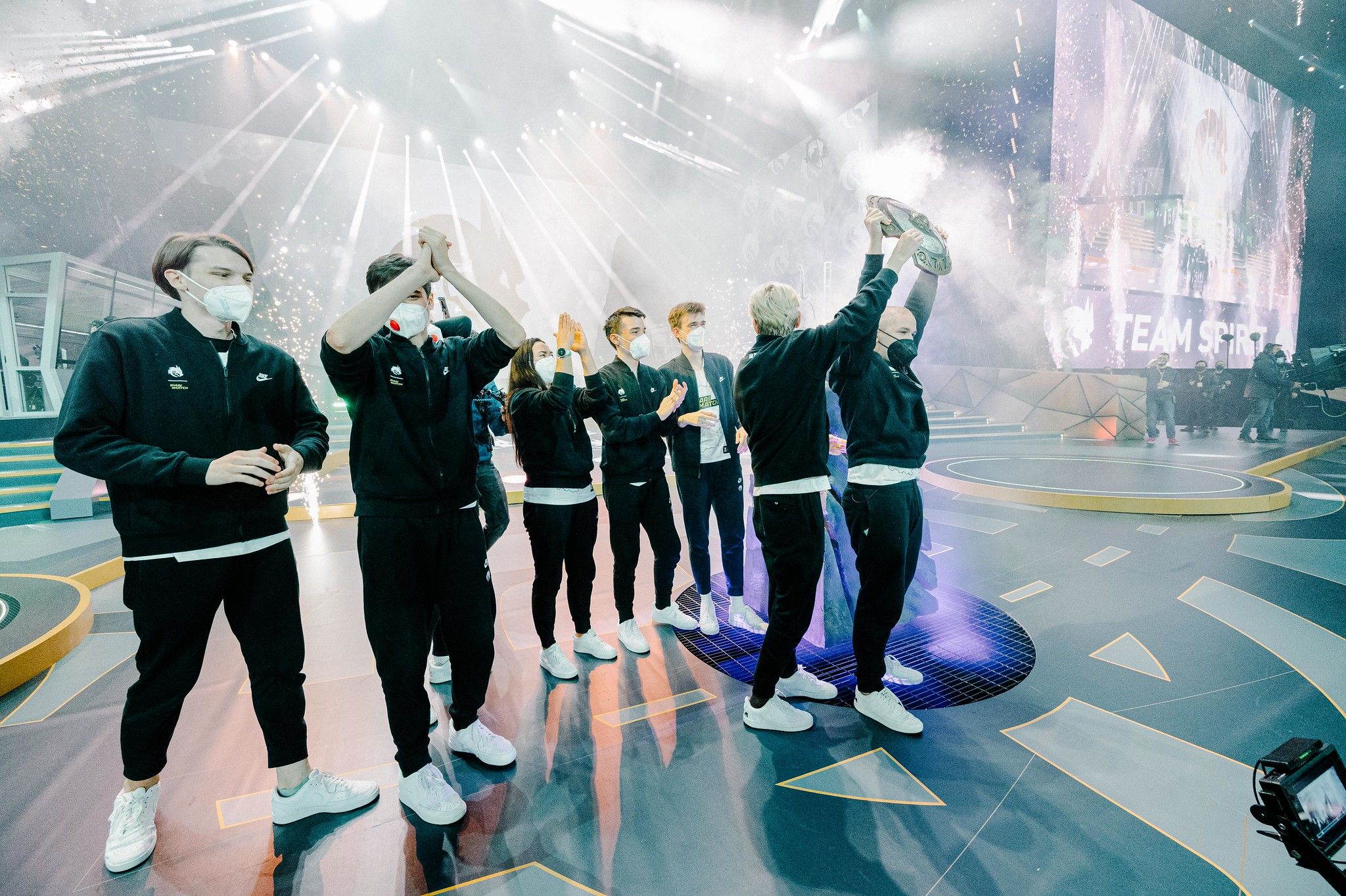 Чемпионы TI10 — фотографии Team Spirit после победы на главном турнире 2021 года по Dota 2