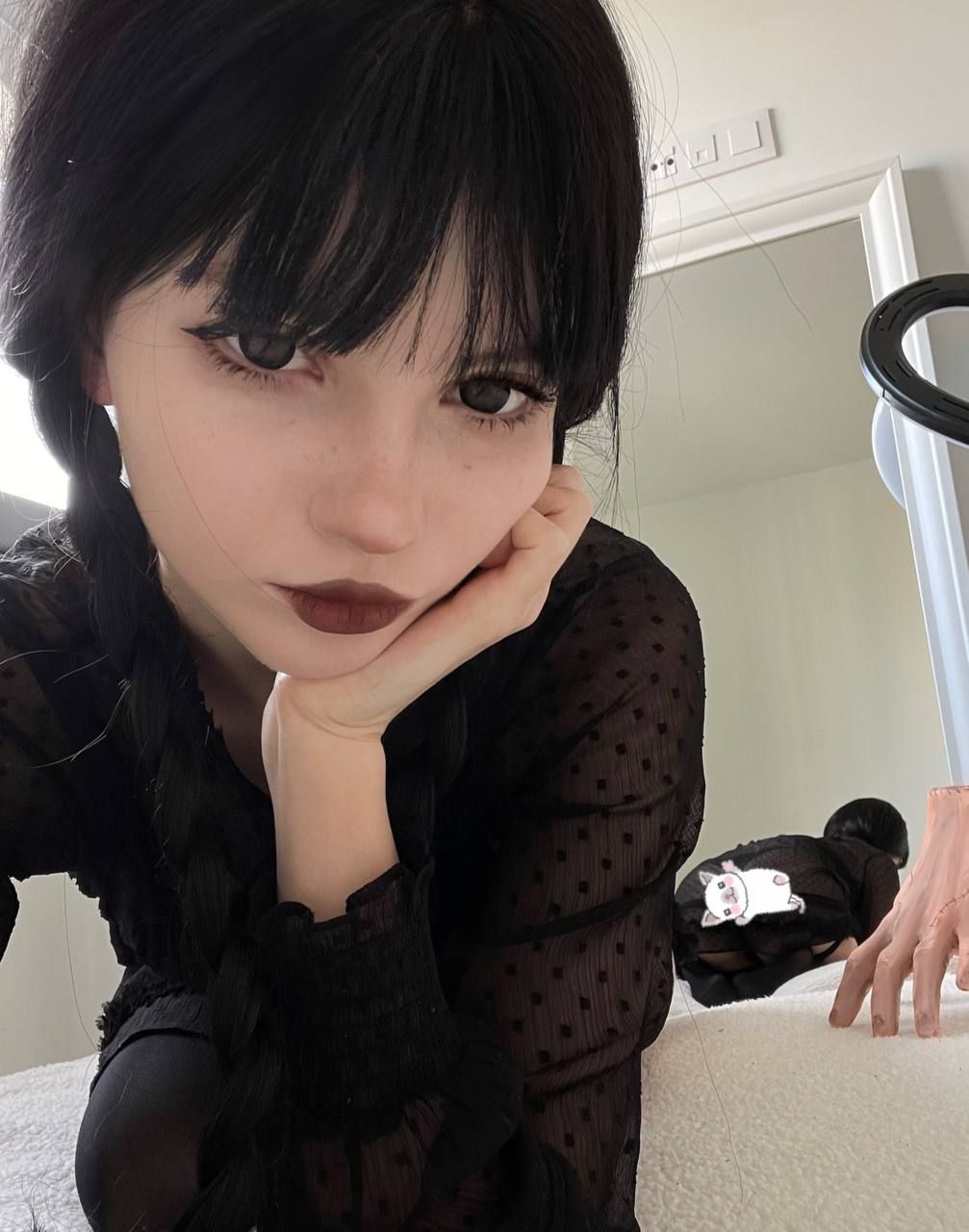 Возбуждающая Уэнсдэй — косплей на героиню сериала Netflix