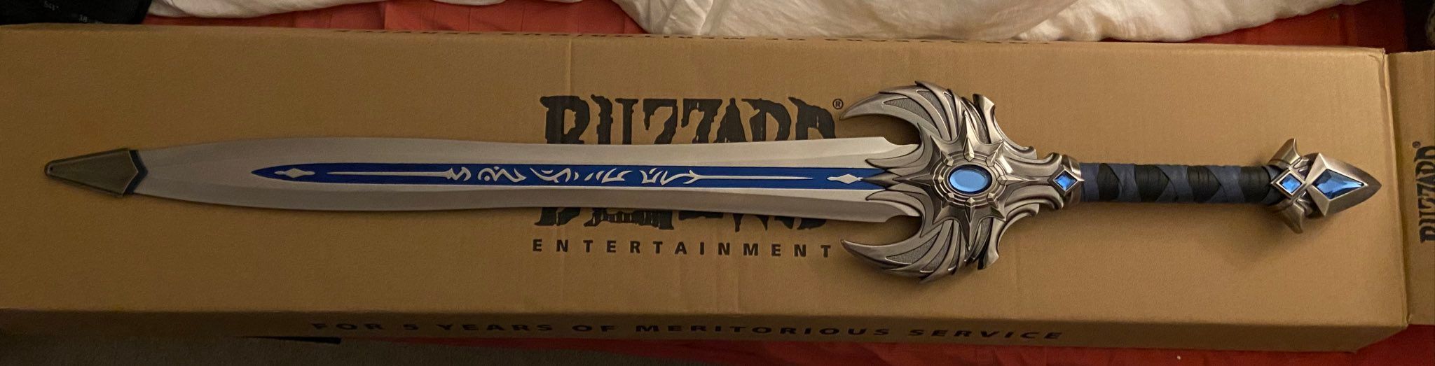Меч, щит и шлем — сотрудникам Blizzard вручили памятные награды за ...